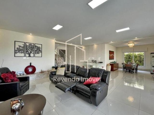 Casa em Condomínio com Piscina, 4 suítes, 7 banheiros, 4 vagas, 400m². Alphavill