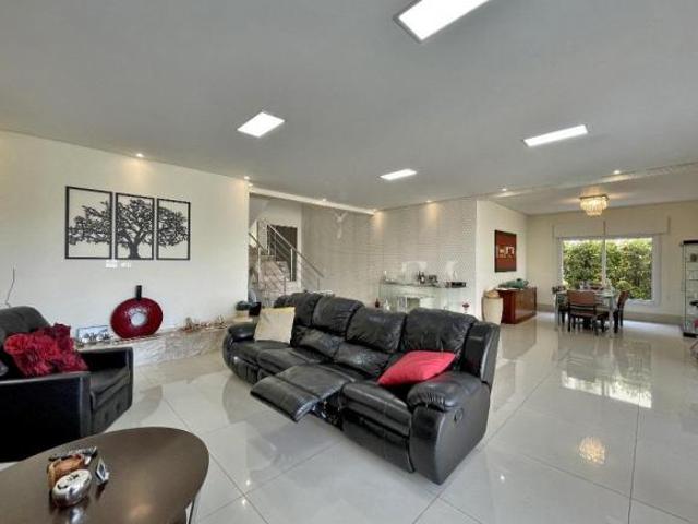 Casa em Condomínio com Piscina, 4 suítes, 7 banheiros, 4 vagas, 400m². Alphaville Santana do Parna