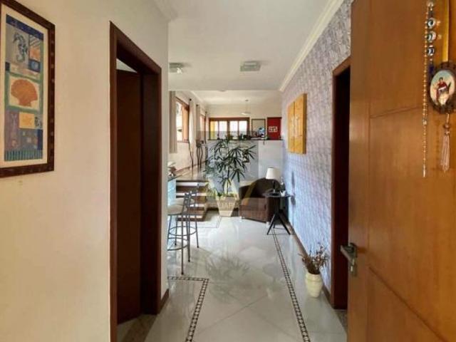 Casa em condomínio, com piscina