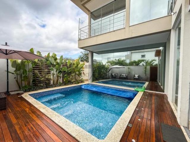 Casa em condomínio com piscina com 4 dorm sendo 3 suítes com 368m²