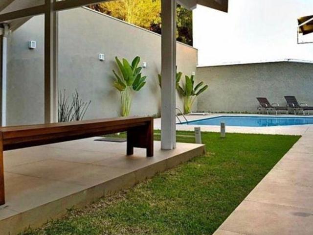 Casa em condomínio com piscina e 4 suítes