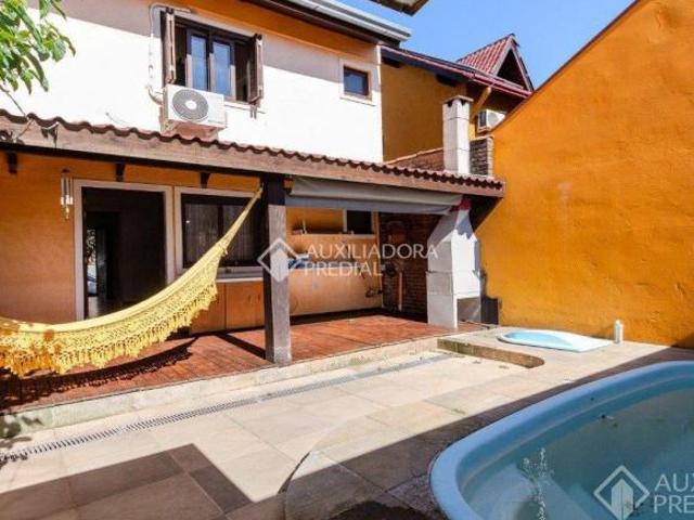 Casa em Condomínio com Piscina e 2 Suítes na Hípica