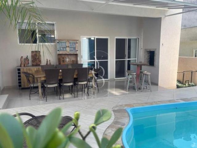 CASA EM CONDOMÍNIO COM PISCINA E BOSQUE EM SANTA F