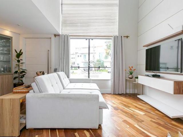 Casa em condomínio com piscina e espaço gourmet no