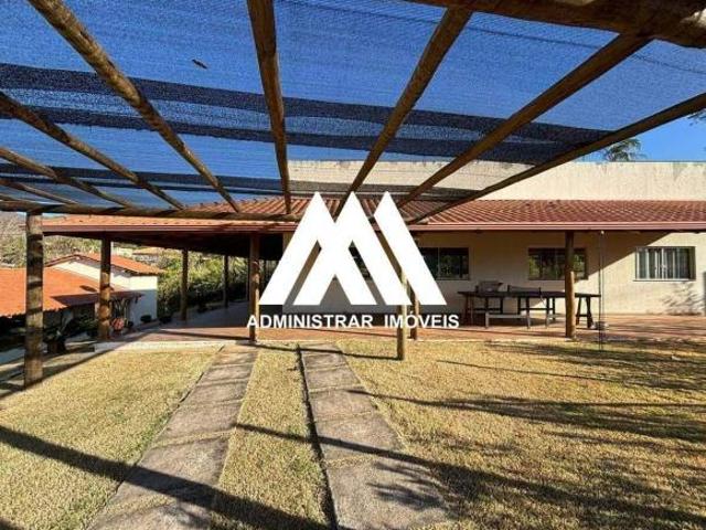 Casa em Condomínio com piscina, fogão a lenha á venda em Igarapé MG!