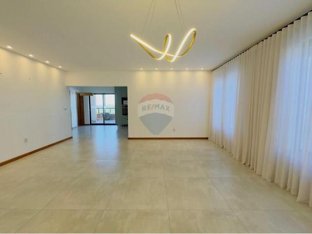Casa em condomínio com quatro quartos alto padrão