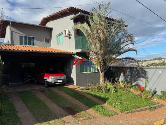 Casa em condomínio, com quatro quartos, suíte e quatro vagas de garagem, no bairro Paciência Sabar