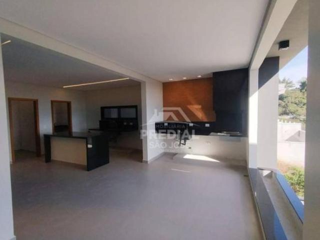 Casa em condomínio com quintal grande