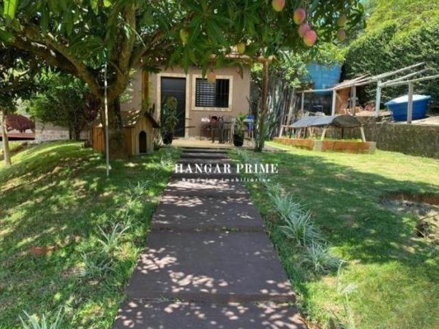 CASA EM CONDOMÍNIO COM VISTA PARA A NATUREZA E ACESSO À REPRESA EM PIRACAIA