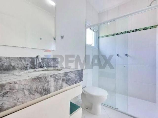 Casa em condomínio com 04 suítes e piscina para locação