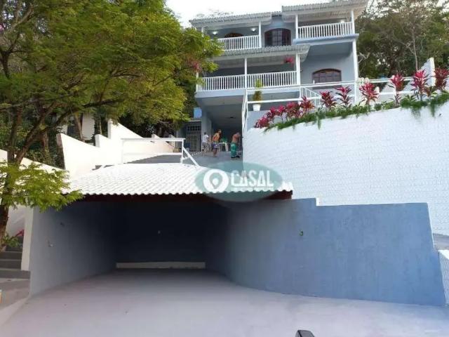 Casa em Condomínio com 05 Quartos, Piscina e Churrasqueira