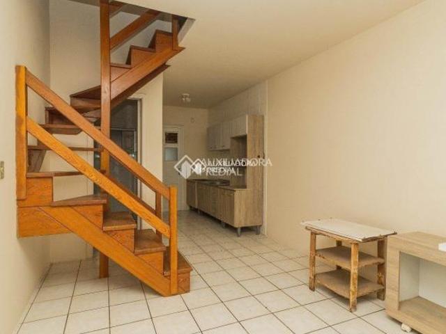 Casa em condomínio com 02 quartos no bairro Protásio Alves