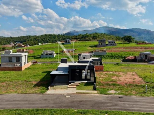 Casa em condomínio com 03 dormitórios, piscina e área gourmet!