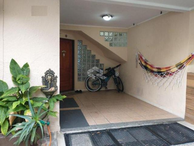 Casa em condomínio com 03 dormitórios, 02 vagas de garagem no bairro Tristeza em Porto Alegre