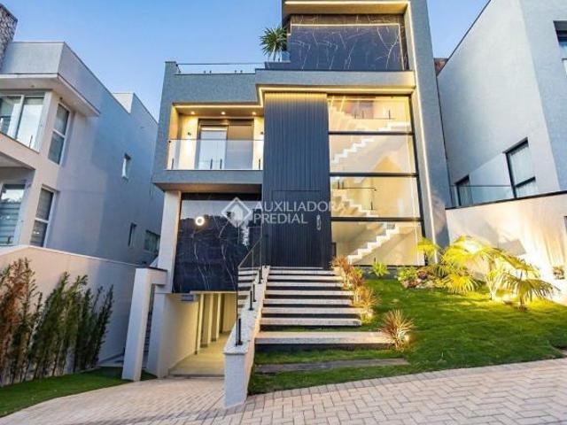 Casa em condomínio com 03 quartos e 04 vagas, 320m² Santa Quitéria
