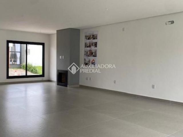Casa em Condomínio com 158m² área sendo 3 suítes, lareira pátio e infra total no bairro Hípica