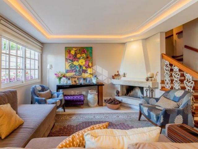 Casa em condomínio com 169 m², 3 dormitórios sendo 1 suíte com closet