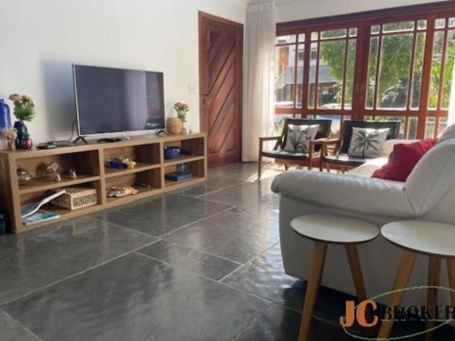 Casa em condomínio com 195m² de área útil, 5 dormitórios 2 suítes, 2 vagas
