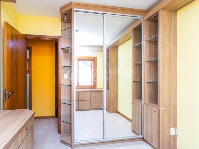 Casa em Condomínio com 13 2m² e 3 quartos com suíte no bairro Guarujá