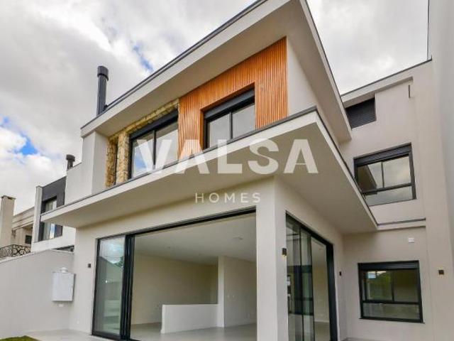 Casa em condomínio com 260m2, 3 quartos, e piscina em Santa Felicidade!