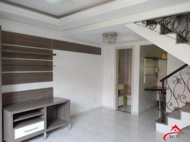 Casa em condomínio com 2 dormitórios, escada e 1 vaga de garagem