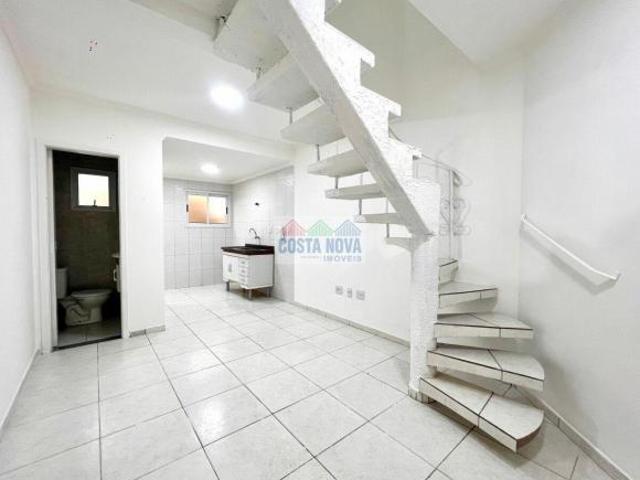 Casa em condomínio com 2 dormitórios sendo 2 suítes