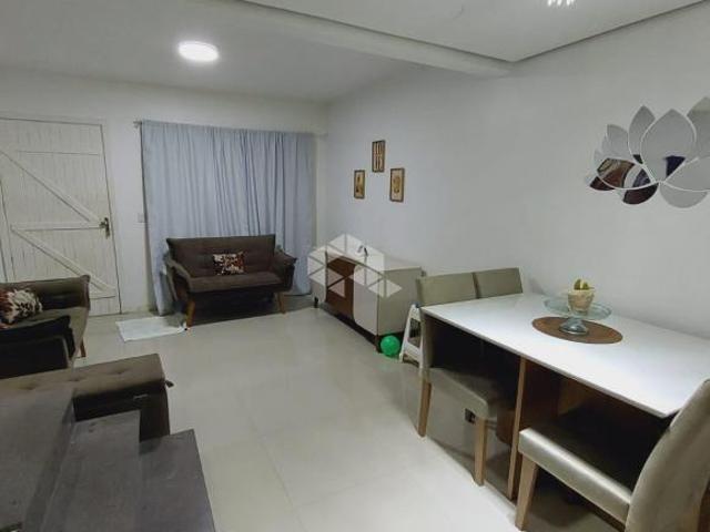 Casa em condomínio com 2 dormitórios/ pátio e vaga