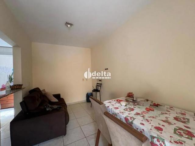 Casa em condomínio com 2 suítes disponível para venda no bairro Vigilato Pereira em Uberlândia MG