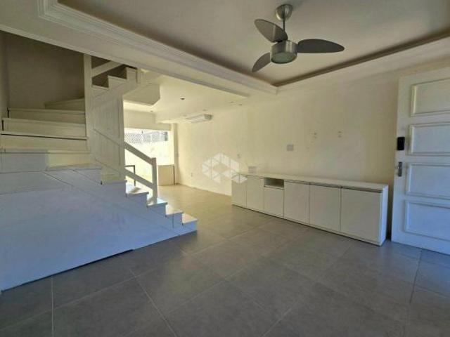 Casa em Condominio com 2 Suítes e 1 vaga de garagem no Bairro Humaita, Em Porto Alegre