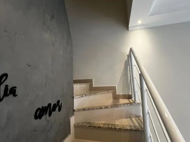 Casa em condomínio com 2 suítes e 2 vagas de garagem Jaraguá SP REF