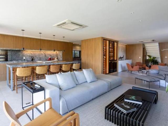 Casa em Condominio com 348m, 3 suites, 4 vagas de garagem em lote Molhado no Condominio Peninsula Po