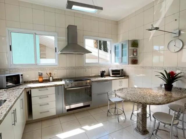 Casa em condomínio com 307 metros quadrados com 3 suítes e 6 banheiros