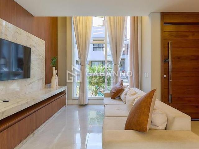Casa em condomínio com 304,00m² privativos, 3 suít