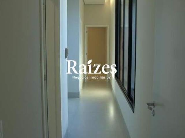 Casa em condomínio com 3 amplas suítes no Novo Mundo