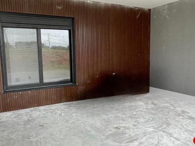 Casa em condomínio com 3 dormitórios, 2 suítes, churrasqueira, lareira e 2 vagas
