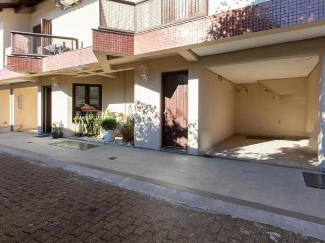 Casa em condomínio, com 3 dormitórios