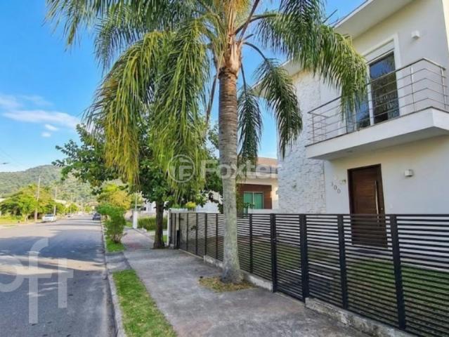 Casa em Condomínio com 3 dormitórios em Florianópolis