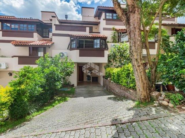 Casa em condomínio com 3 dormitórios, sendo 1 suíte, 4 banheiros, cozinha, amplo living, vaga para 2