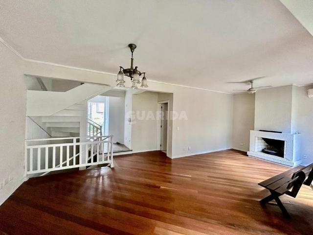 Casa em condomínio com 3 dormitórios, sendo 1 suíte, e 2 vagas de garagem no bairro Ipanema COD: 21616