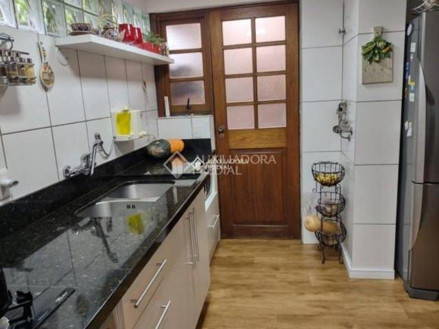 Casa em condomínio com 3 dormitórios sendo 1 suíte no Bairro Tristeza