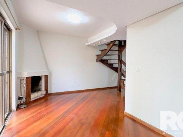 Casa em condomínio com 3 dormitórios, sendo 1 suíte, pátio privativo com churrasqueira, lareira e 2