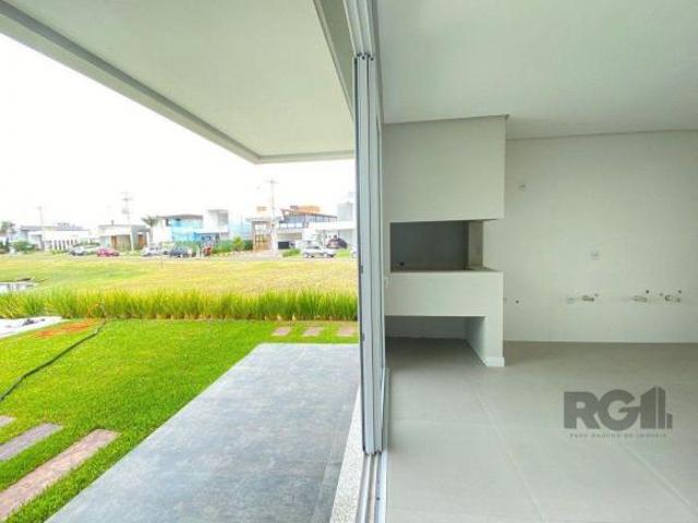 Casa em condomínio com 3 dormitórios, sendo todos suítes em Torres