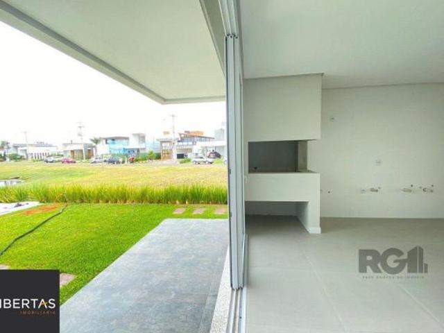 Casa em condomínio com 3 dormitórios, sendo todos suítes em Torres