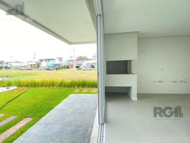 Casa em condomínio com 3 dormitórios, sendo todos suítes em Torres