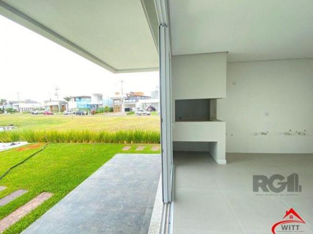 Casa em condomínio com 3 dormitórios, sendo todos suítes em Torres