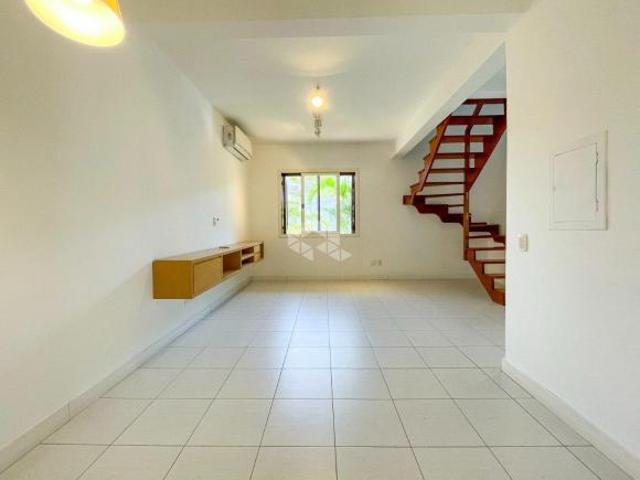 Casa em condomínio com 3 dormitórios, suite, 02 vagas