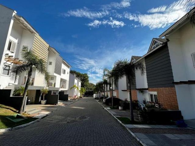 Casa em condomínio com 3 dormitórios, suíte e 2 vagas no bairro Vila Nova / Cavalhada