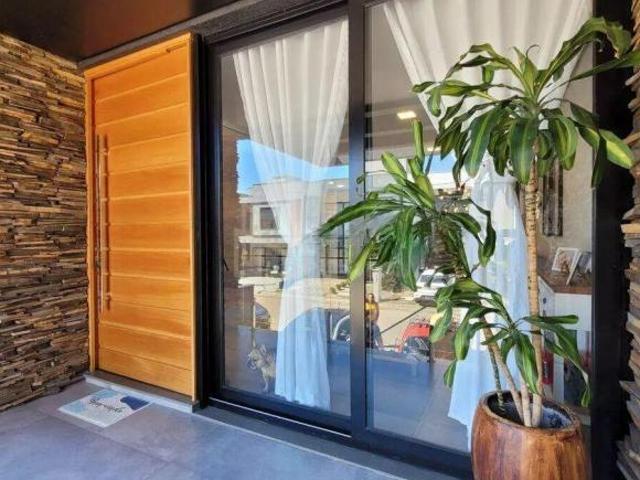 Casa em condomínio com 3 dormitórios, suíte e 2 vagas