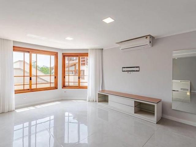 Casa em condomínio com 3 dormitórios, suíte e 3 vagas