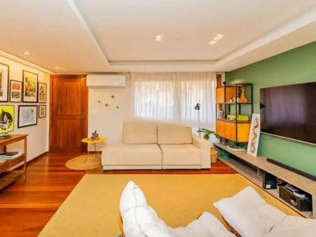 Casa em condomínio com 3 dormitórios, revertido em 2, suíte e 2 vagas